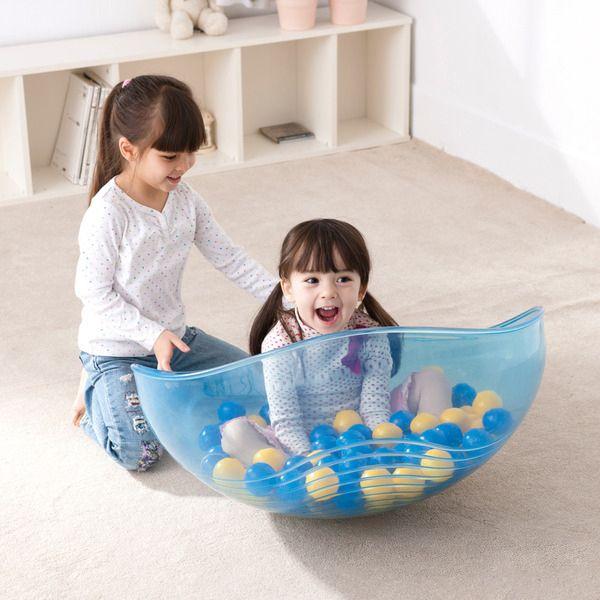 バランス 平衡感覚を養う 幼児用遊具ロッキングボール・クリアー【特長】・ゆらして遊ぶことでバランス感覚、平衡感覚が養えるバランスボール・ロッキングボールの中にボールを入れてゆらしたり、ひっくり返して上にのぼったり、中に入って遊べます・親子で...