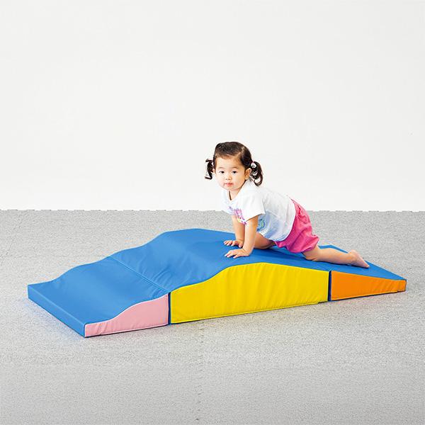 ハイハイおやま・3つ折り［　特　長　］----------------・ハイハイおやまは、ハイハイでのぼる、おりるなど、乳幼児に必要な筋肉運動機能を育成する楽しい遊具です・ハイハイ期にたくさんハイハイを行うことは、乳幼児の身体と脳の発達にと...