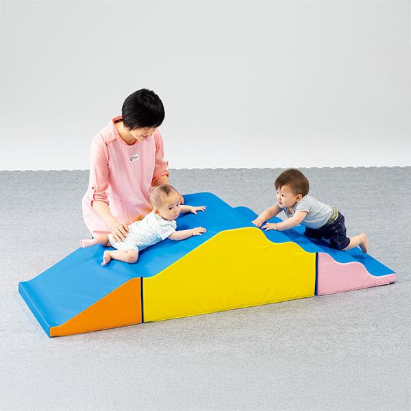 ハイランドおやま・3つ折り［　特　長　］----------------・ハイランドおやまは、ハイハイでのぼる、おりるなど、乳幼児に必要な筋肉運動機能を育成する楽しい遊具です・ハイハイ期にたくさんハイハイを行うことは、乳幼児の身体と脳の発達...