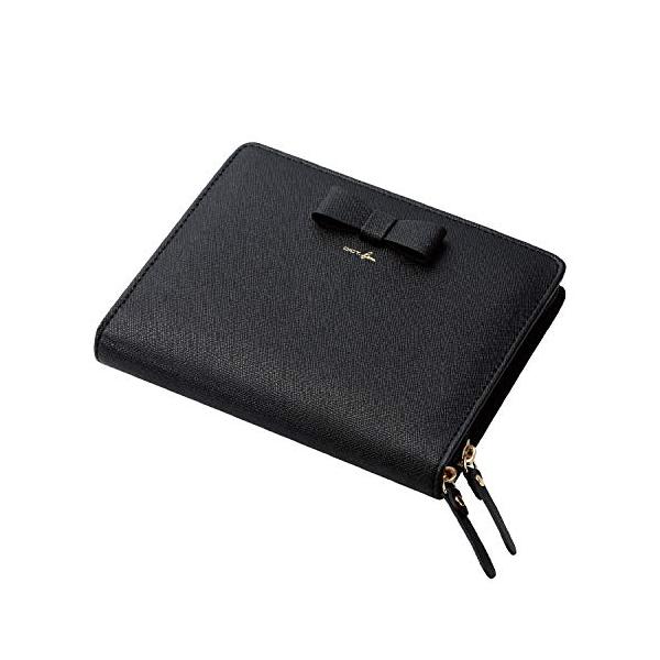 ★併売のため、在庫切れの際はご了承ください。発送委託により倉庫業者がお届けする場合がございます★ケースには傷や汚れに強いサフィアーノ調レザーを採用しています。ケース内側には華やかでかわいい花柄を採用しています。ダブルファスナーを採用していま...