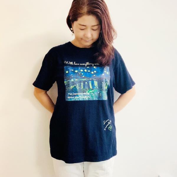 癒しのアーティスト”模写絵師つねきち”が描いた「ゴッホ・ローヌ川の星月夜」が、とてもホットなティシャツになりました。フランスはローヌ川のほとり、ガス灯の光がうつる水辺で、肩を寄せ合い歩く恋人たちは幸福の象徴です。ネイビー色のシャツにサムライ...