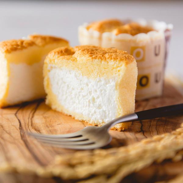 【発売日：2022年08月09日】「ふわふわしっとり」なシフォンケーキをベースにホイップクリームをたっぷり詰め込んだ、また食べたくなること間違いなしのプレーンなカップケーキです。シフォン生地のおいしさのヒミツは国産プレミアムこめ油×米粉。米...