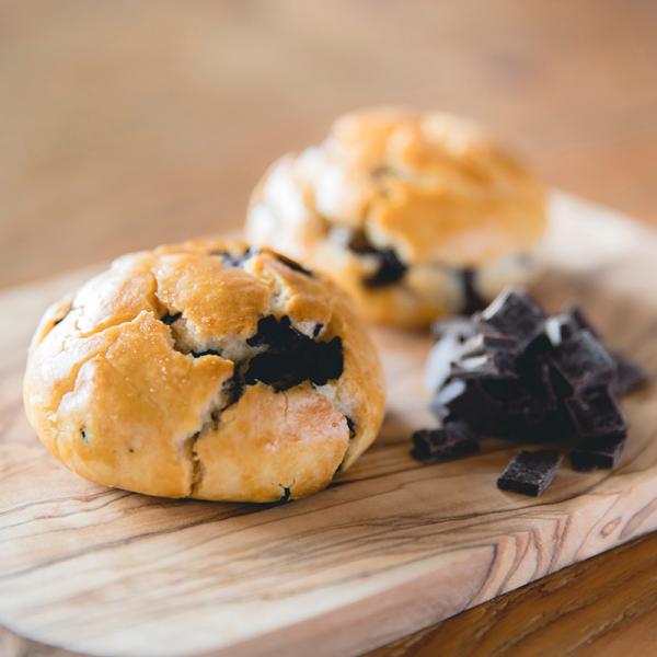 【発売日：2022年08月16日】スコーンは“素朴さとシンプルさ”がいちばん大事なポイント。 美味しさの基本は押さえつつ、食感の楽しさもプラスして 今までにないスコーンになりました。 外はザクザク、中はしっとり。こめ油×米粉だからできる2つ...