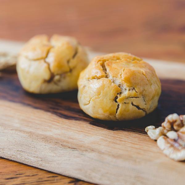 【発売日：2022年08月16日】スコーンは素朴さとシンプルさがいちばん大事なポイント。 美味しさの基本は押さえつつ、食感の楽しさもプラスして 今までにないスコーンになりました。 外はザクザク、中はしっとり。こめ油×米粉だからできる2つの食...