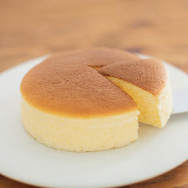 【発売日：2022年08月09日】ふわふわしゅわしゅわ、そして究極のなめらかさ。 食感は軽く、でも新鮮卵とクリームチーズのコクはきちんと。 だから、気づけばひとりでペロリ…なんてことも。 ホール完食にご注意!。食べはじめたら、止まらない。 ...