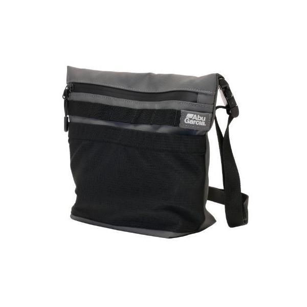 AbuGarcia Sacoshe フィッシングバッグ 釣具 収納 タックル バッグ薄型で身体にフィットするショルダーバッグ。底面にマチを備え、ルアーボックスなど厚みのあるものも収納がしやすくなっています。財布やスマホなどの貴重品を入れるの...