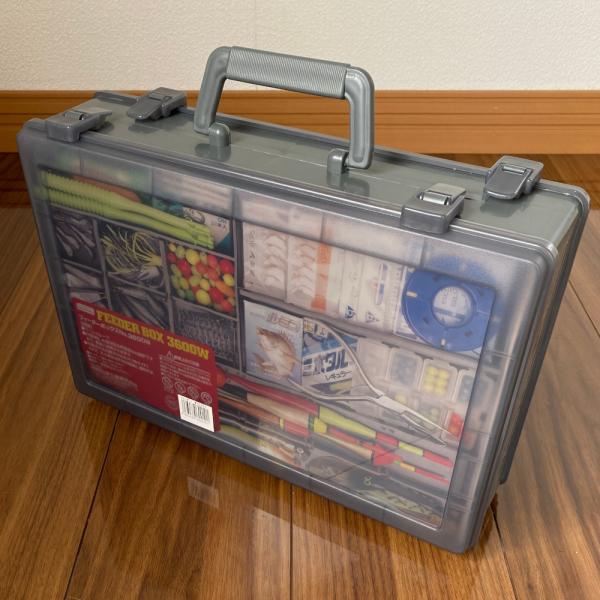 ■ワームプルーフ■片面浅型、片面深型の両面開きの設計ですから、豊富に収納ができます。■可変式の仕切板9枚セット(両サイド)されて、大小異なる釣具の収納に便利です。