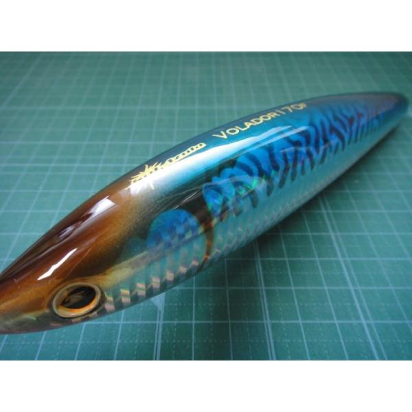 ヒラマサ等、根際の波が激しく立ち上がるエリアや、マグロ類等、外海の荒れがちなエリアでのゲームを想定し、テストを重ねたウッドプラグ、『ボラドール』フローティングタイプ。 マグロの代表的ベイトの一つである“サバ”。口先はＤｋブラウン、リアルなサ...
