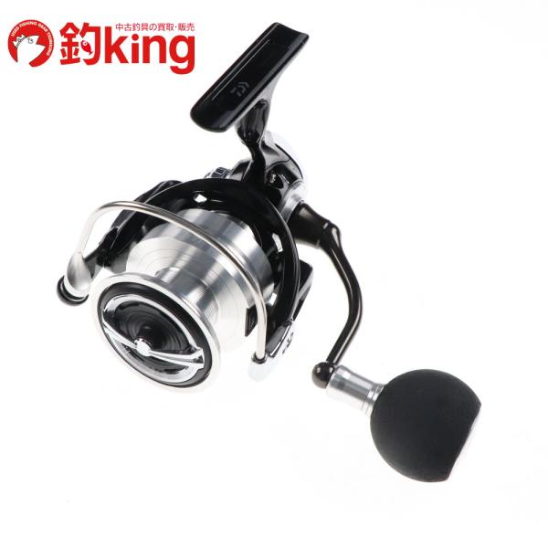 アルミボディで堅牢、LTで軽い！ハイバリュー、高剛性、レグザの誕生。過酷なフィッシングシーンを想定し、開発されたタフさに優れる軽量小型スピニングリールがレグザ。アルミニウムを採用した堅牢ボディがタフデジギアをしっかり支え、マグシールドがその...