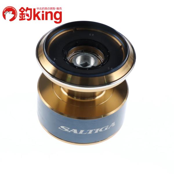 標準自重（g）：96標準巻糸量ナイロン（号−m）：5−300、6−250、8−200標準巻糸量PE（号−m）：4−400、5−300、6−250・画像の通りキズや使用感などありますが、目立つ深い傷などはなく全体的には美品な部類だと思います。...