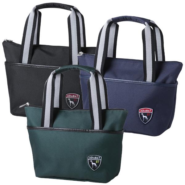 合成皮革素材とポリエステル素材を組み合わせてカジュアルに仕上げた２０２５年モデルです。ラウンドに必要な小物類の収納に便利で、ゴルフだけでなくタウンユースにも最適です。