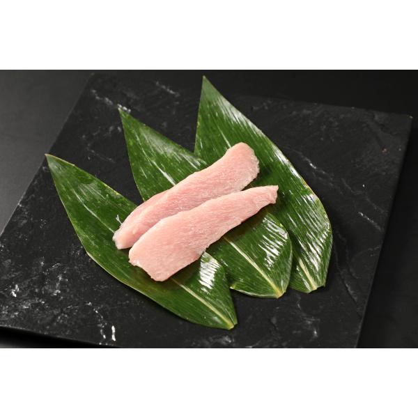 対馬で養殖された本マグロのカマトロです。本マグロは原魚で30キロ台のカマトロ 500gです。1パックに2〜4個入っています。全部で5パック前後になります。カマトロは急速凍結機で瞬時に凍結しております。その後、真空パックしております。解凍後、...