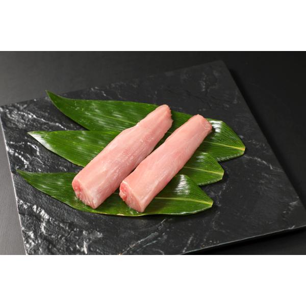 対馬で養殖された本マグロの脳天肉です。本マグロは原魚で30〜40キロ台の脳天肉1 kgです。1個あたり60-100gです。1パックに2〜4個入っています。全部で5パック前後になります。脳天肉は急速凍結機で瞬時に凍結しております。その後、真空...