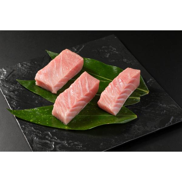 弊社では長崎県対馬で本マグロを養殖し、加工・販売まで行っております。弊社で養殖から解体・加工し、直送いたしておりますので、鮮度と品質には自信があります。こちらでは、本マグロ大トロ柵を販売いたします。マグロの身は、急速冷凍機にて瞬時に凍らせて...