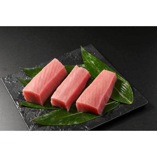 弊社では長崎県対馬で本マグロを養殖し、加工・販売まで行っております。弊社で養殖から解体・加工し、直送いたしておりますので、鮮度と品質には自信があります。こちらでは、本マグロ中トロ柵を販売いたします。１パック1柵入りで真空パックになっており、...