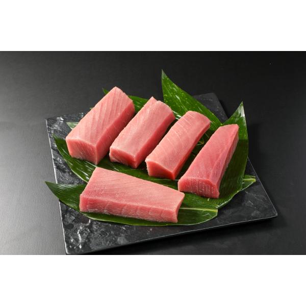 弊社では長崎県対馬で本マグロを養殖し、加工・販売まで行っております。弊社で養殖から解体・加工し、直送いたしておりますので、鮮度と品質には自信があります。こちらでは、本マグロ中トロ柵を販売いたします。１パック1柵入りで真空パックになっており、...