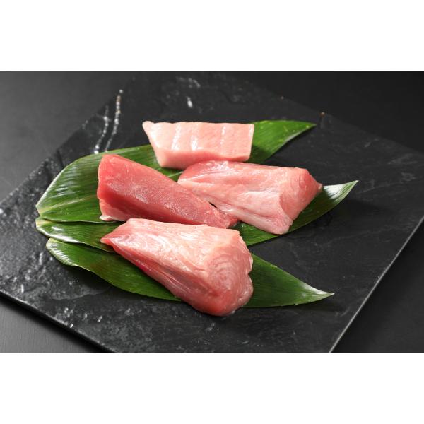 弊社では長崎県対馬で本マグロを養殖し、加工・販売まで行っております。弊社で養殖から解体・加工し、直送いたしておりますので、鮮度と品質には自信があります。こちらでは、本マグロを柵どりした際にでた「小サイズ」、「不揃い」、「スジ入」、「割れ」を...