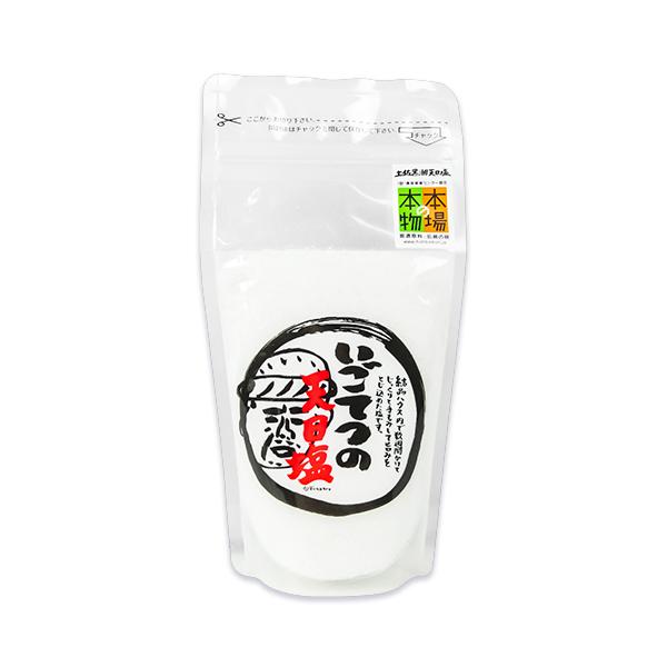 濃縮された海水を結晶ハウスに移して、太陽熱でじっくりと時間をかけて温め、毎日手もみをしながら半月ほど乾燥させて旨味をとじ込め完成です。できた結晶は、にがり分を含んだ旨みのある塩となっています。魚料理や肉料理に使うといつものお料理がワンランク...