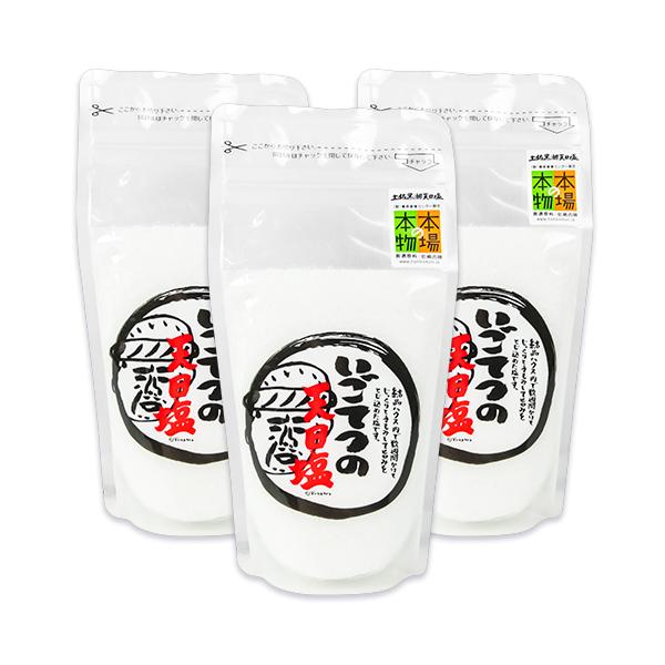 濃縮された海水を結晶ハウスに移して、太陽熱でじっくりと時間をかけて温め、毎日手もみをしながら半月ほど乾燥させて旨味をとじ込め完成です。できた結晶は、にがり分を含んだ旨みのある塩となっています。魚料理や肉料理に使うといつものお料理がワンランク...