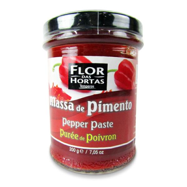 マッサ・デ・ピメント（Massa de Pimento）は、赤パプリカをペースト状にしたポルトガルの伝統的な調味料です。特に、ポルトガルの南に位置するアレンテージョ地方では豚肉や鶏肉をマリネしたり、腸詰の香辛料としても使われています。