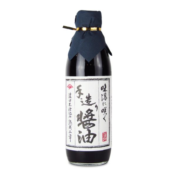 古くから伝わる杉の木桶で、温暖な環境を生かしながら二年間じっくりと熟成させた濃口醤油です。一滴で強い香りが広がる独特の味です。
