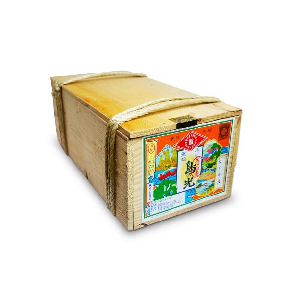 瀬戸内・小豆島に手延素麺づくりの技が伝えられたのは、約四百年前と言われています。以来、小豆島の職人は頑（かたく）ななまでに、素材と製法を守り続けてきました。