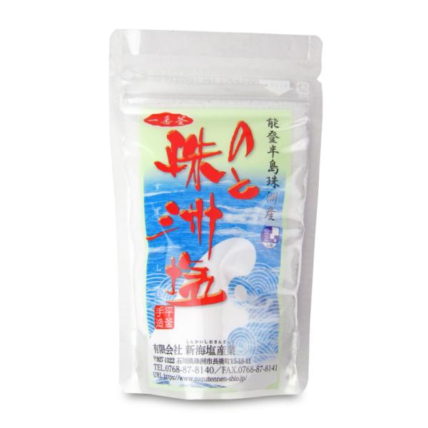 流下式塩田法により海水を濃縮し、 それを炊きあげて仕上げた海水を百パーセントの純粋な塩です。 窯の上層部を最初に取り上げたものをを一番釜といいます。
