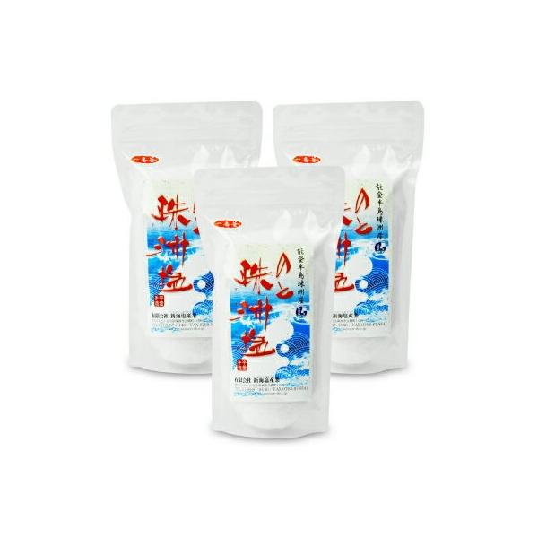 流下式塩田法により海水を濃縮し、 それを炊きあげて仕上げた海水を百パーセントの純粋な塩です。 窯の上層部を最初に取り上げたものをを一番釜といいます。