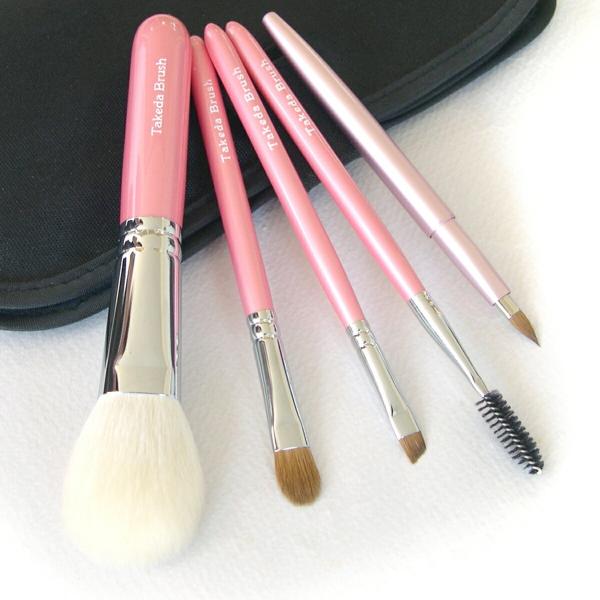 竹田ブラシの人気商品を集めたピンク軸のスターターセットです。さらにチークブラシに通常使用の上質細毛山羊毛よりも1ランク上の上質細毛山羊毛が使用されています。