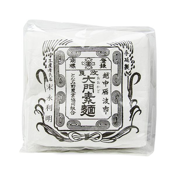 細く長い麺がくるくる巻かれた、丸まげ状の手延べ素麺です。そのユニークな形が、大門素麺の特徴です。大門素麺の産地・大門地区では、凍える寒さの中、素麺づくりが行われ強いコシとなめらかな喉ごしを持つ素麺が作られています。