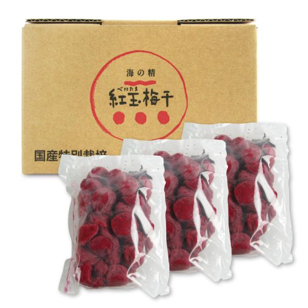 奈良吉野などの農家と契約栽培した梅をたっぷりのシソと伝統海塩「海の精」で漬け込みました。充分に天日干しをし、じっくり熟成した本格梅干です。梅もシソも塩も、すべて国産。食塩は伝統海塩「海の精」を使用しています。