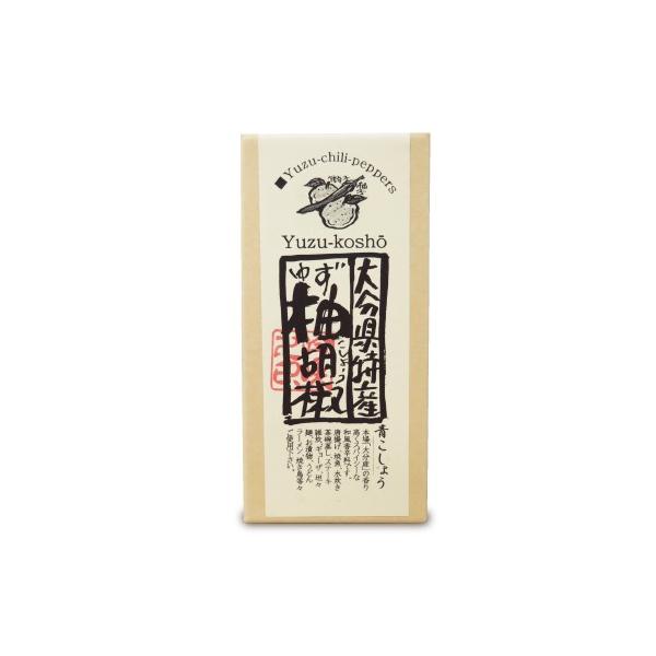 「ゆず胡椒の古里」大分県、秋の深まった頃農家の主婦の手仕事として作られました。越冬の保存調味料として、黄色に実った柚子の果皮とこしょう（唐辛子）を練り込み、絶妙な塩加減で作られています。発祥の地は日田市（天ケ瀬）と言われ、現在は大分県始め、...