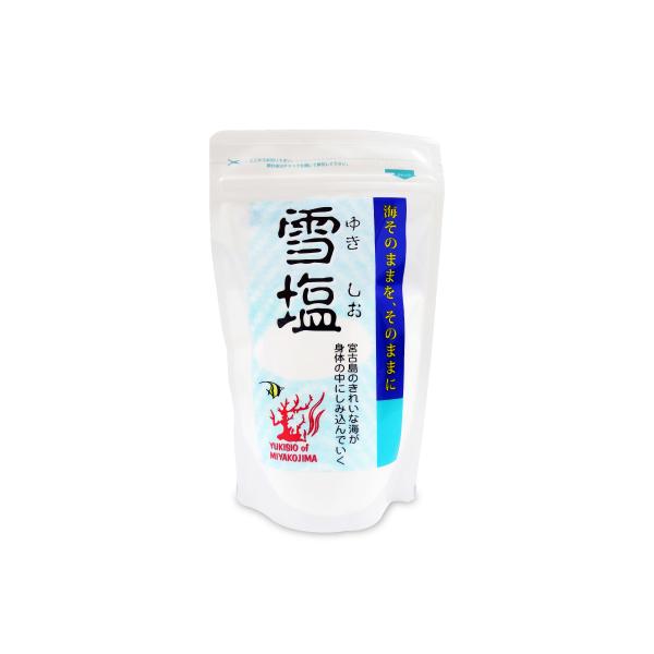サンゴ礁が隆起してできたと言われている宮古島。「雪塩」は島の海水を原料としています。ゆっくりと時間をかけ、サンゴ石灰岩を浸透ろ過してきた海水を濃縮しそのままパウダー状に仕上げました。