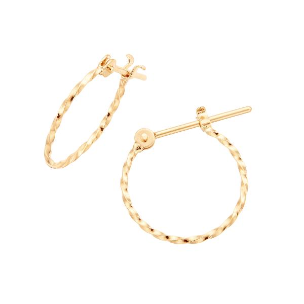 華奢なゴールドのラインにひねりを加えたフープピアス。光を受けてさりげなく煌めき、華やかな印象を与えてくれます。細身のフープピアスは、いろいろなコーディネートに合わせやすく、オン、オフで大活躍してくれます。地金素材：K18YG大きさ（縦×横）...