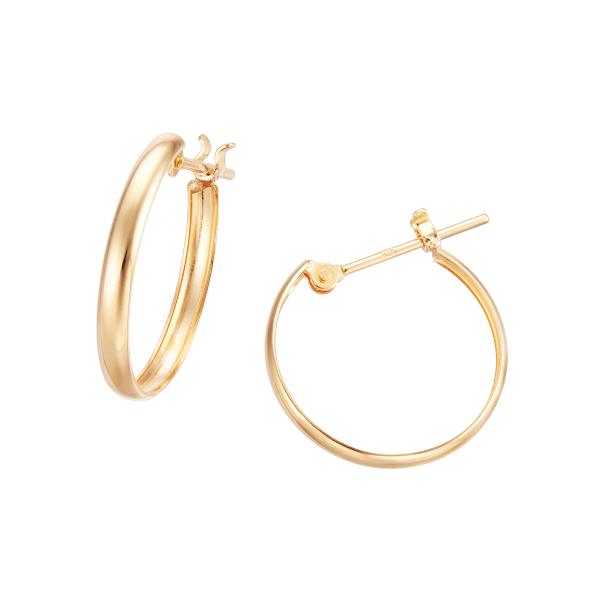 定番のシンプルフープピアス。コンパクトなサイズ感は、シーンを選ばず活躍します。毎日のおしゃれにプラスしたいアイテム。地金素材：K18YG大きさ（縦×横）：約13.5×15mm幅：約2mm