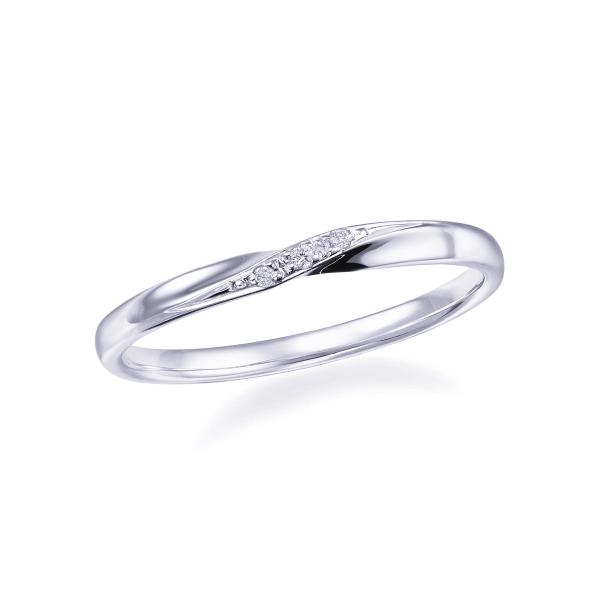 【ADAGIO】音楽用語で「落ち着いてゆったりと」演奏する意味を持つアダージョ。どんなファッションにも馴染みやすい、細身のラインとなめらかな着け心地が、二人の日々に穏やかに寄り添います。地金素材：Pt950使用宝石：ダイヤモンド幅：約1.5...