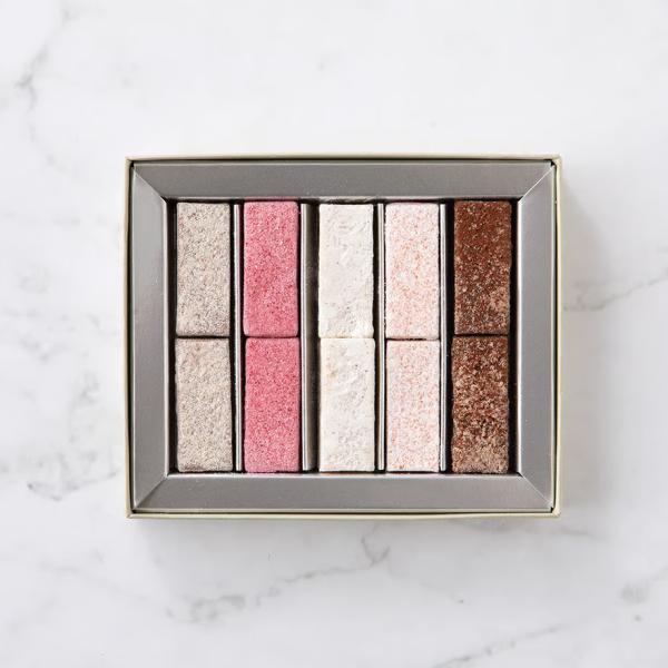 ゆず、ライチとラズベリー、キャラメルポワール、いちご、プラリネとバナナ。フルーツを愉しむ、5種類の生チョコを2個ずつ詰め合わせたアソート。【特定原材料等：乳成分・バナナ】※パッケージは変更になる場合がございますが、ご了承ください。