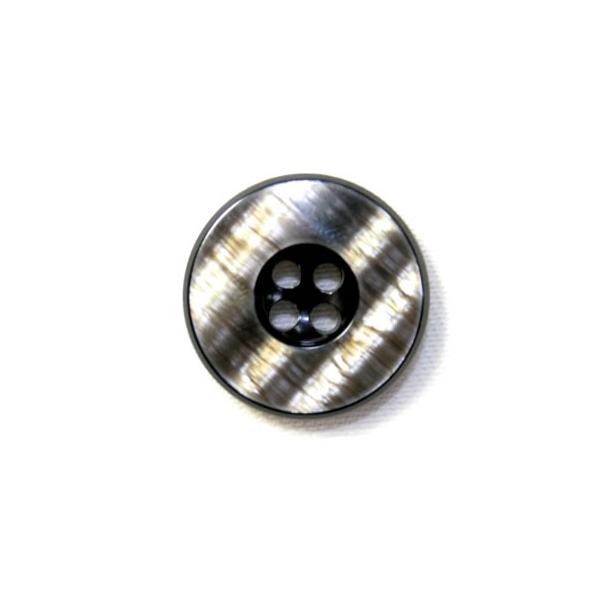【素材】ポリエステル【サイズ】20mm【特徴】高級テーラーで扱われているボタンですので、あまり市販されおらず、ボタンのみ購入はなかなか不可能だと思います。スーツやジャケット引き立てるボタンです。ポリエステルボタンでは、安価なものは安っぽく見...