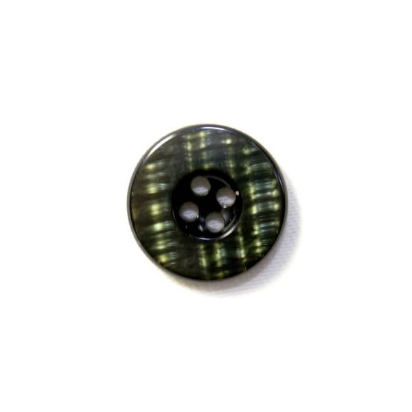 【素材】ポリエステル【サイズ】20mm【特徴】高級テーラーで扱われているボタンですので、あまり市販されおらず、ボタンのみ購入はなかなか不可能だと思います。スーツやジャケット引き立てるボタンです。ポリエステルボタンでは、安価なものは安っぽく見...