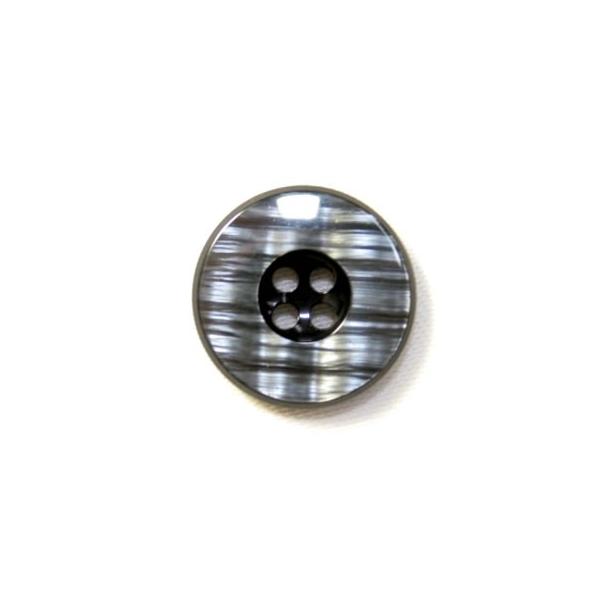 【素材】ポリエステル【サイズ】20mm【特徴】高級テーラーで扱われているボタンですので、あまり市販されおらず、ボタンのみ購入はなかなか不可能だと思います。スーツやジャケット引き立てるボタンです。ポリエステルボタンでは、安価なものは安っぽく見...