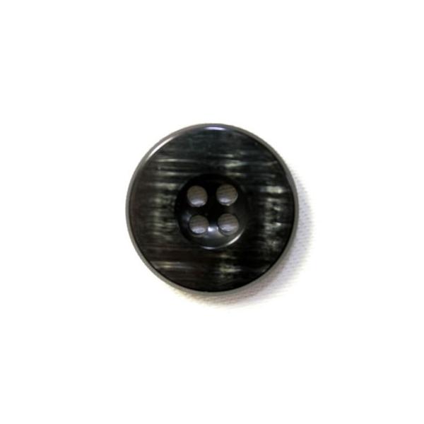 【素材】ポリエステル【サイズ】15mm【特徴】高級テーラーで扱われているボタンですので、あまり市販されおらず、ボタンのみ購入はなかなか不可能だと思います。スーツやジャケット引き立てるボタンです。ポリエステルボタンでは、安価なものは安っぽく見...