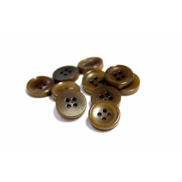 【素材】ナット※ヤシの実から出来た天然素材【サイズ】直径11.5mm厚み約3mm(実寸)【特徴】カラー：ブラウンヤシの実から出来た天然素材を染色して鮮やかなボタンを仕上げました。ポリエステルに無い繊維の模様や質感が特徴で、安価なボタンと違い...