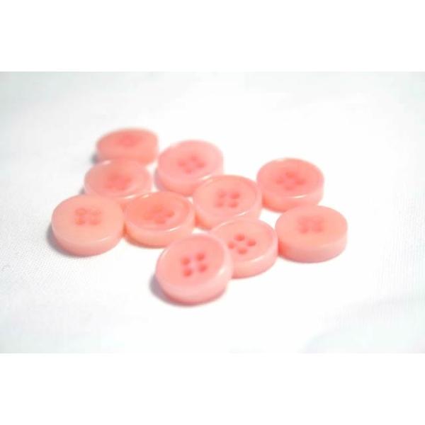 【素材】ナット※ヤシの実から出来た天然素材【サイズ】直径11.5mm厚み約3mm(実寸)【特徴】カラー：ピンクヤシの実から出来た天然素材を染色して鮮やかなボタンを仕上げました。ポリエステルに無い繊維の模様や質感が特徴で、安価なボタンと違い、...