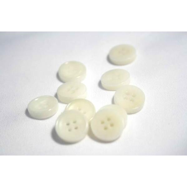 【素材】ナット※ヤシの実から出来た天然素材【サイズ】直径10mm厚み約3mm(実寸)【特徴】ヤシの実から出来た天然素材を染色して鮮やかなボタンを仕上げました。ポリエステルに無い繊維の模様や質感が特徴で、安価なボタンと違い、素材や品質は良いも...