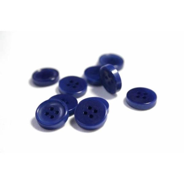 【素材】ナット※ヤシの実から出来た天然素材【サイズ】直径10mm厚み約3mm(実寸)【特徴】カラー：ブルーヤシの実から出来た天然素材を染色して鮮やかなボタンを仕上げました。ポリエステルに無い繊維の模様や質感が特徴で、安価なボタンと違い、素材...