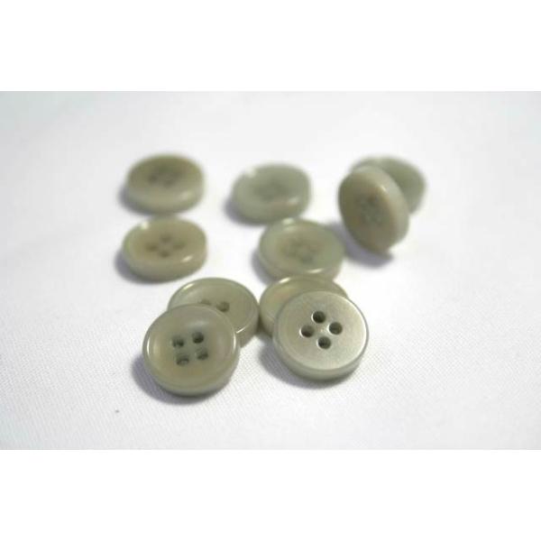 【素材】ナット※ヤシの実から出来た天然素材【サイズ】直径10mm厚み約3mm(実寸)【特徴】カラー：グレーヤシの実から出来た天然素材を染色して鮮やかなボタンを仕上げました。ポリエステルに無い繊維の模様や質感が特徴で、安価なボタンと違い、素材...