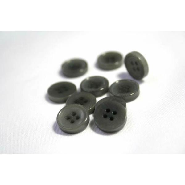 【素材】ナット※ヤシの実から出来た天然素材【サイズ】直径10mm厚み約3mm(実寸)【特徴】カラー：ダークグレーヤシの実から出来た天然素材を染色して鮮やかなボタンを仕上げました。ポリエステルに無い繊維の模様や質感が特徴で、安価なボタンと違い...