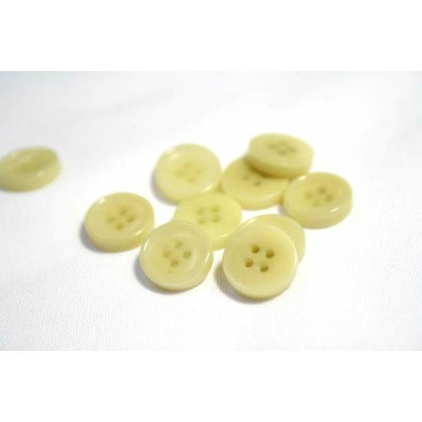 【素材】ナット※ヤシの実から出来た天然素材【サイズ】直径10mm厚み約3mm(実寸)【特徴】ヤシの実から出来た天然素材を染色して鮮やかなボタンを仕上げました。ポリエステルに無い繊維の模様や質感が特徴で、安価なボタンと違い、素材や品質は良いも...