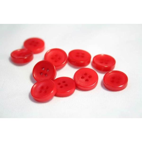 【素材】ナット※ヤシの実から出来た天然素材【サイズ】直径10mm厚み約3mm(実寸)【特徴】カラー：レッドヤシの実から出来た天然素材を染色して鮮やかなボタンを仕上げました。ポリエステルに無い繊維の模様や質感が特徴で、安価なボタンと違い、素材...