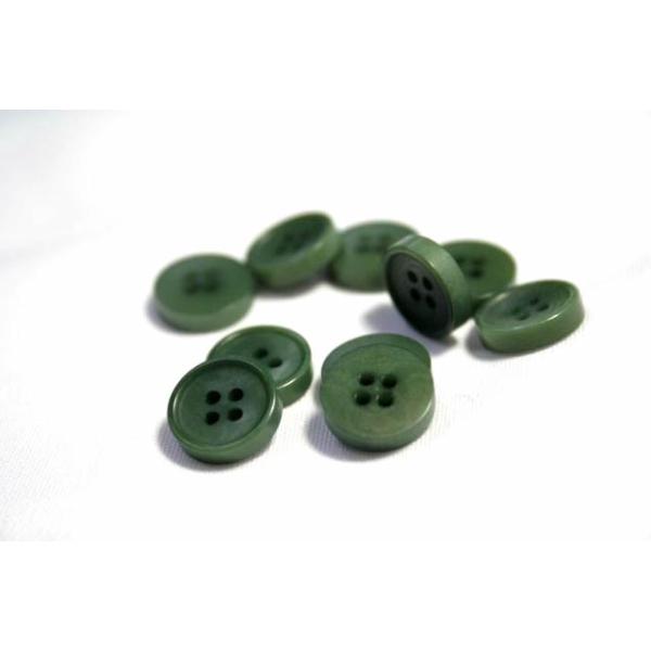 【素材】ナット※ヤシの実から出来た天然素材【サイズ】直径10mm厚み約3mm(実寸)【特徴】カラー：モスグリーンヤシの実から出来た天然素材を染色して鮮やかなボタンを仕上げました。ポリエステルに無い繊維の模様や質感が特徴で、安価なボタンと違い...